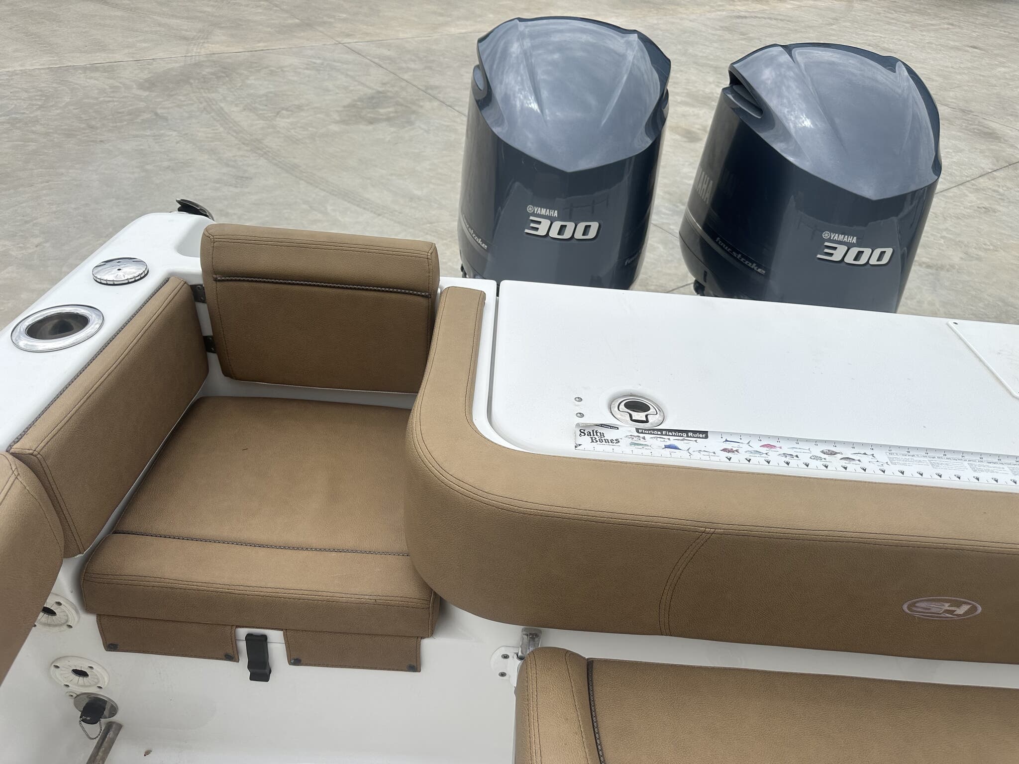 2020 Sea Hunt Gamefish 30 with Coffin Box