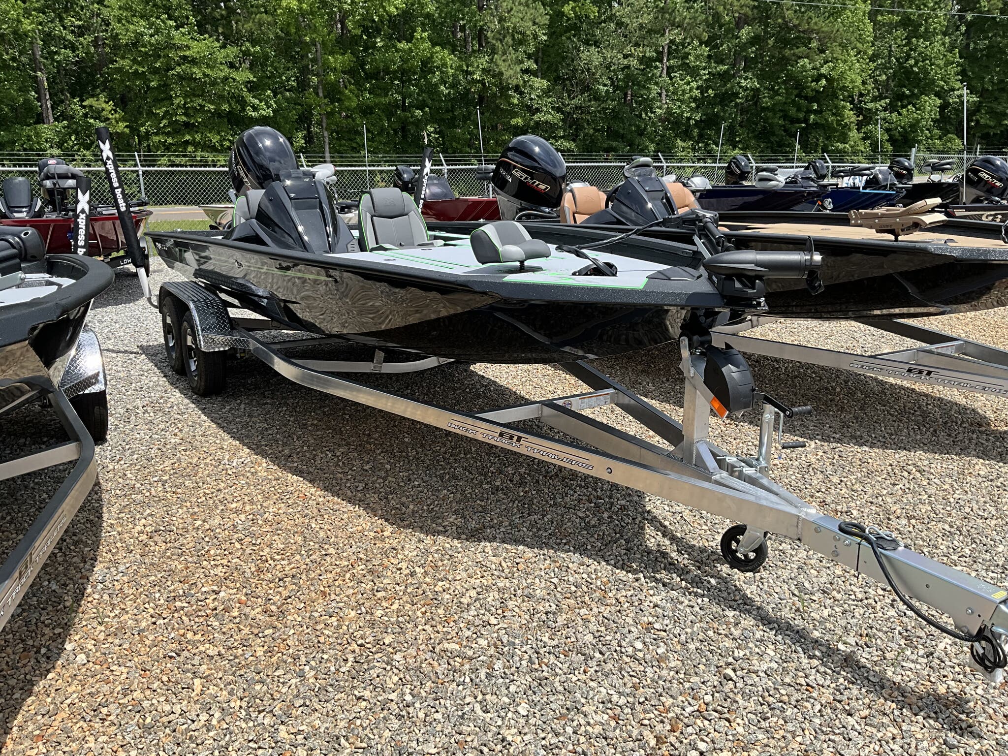 Bass Boat - 2026 Xpress Hyper-Lift Bass Series H20 | Motor & Keel