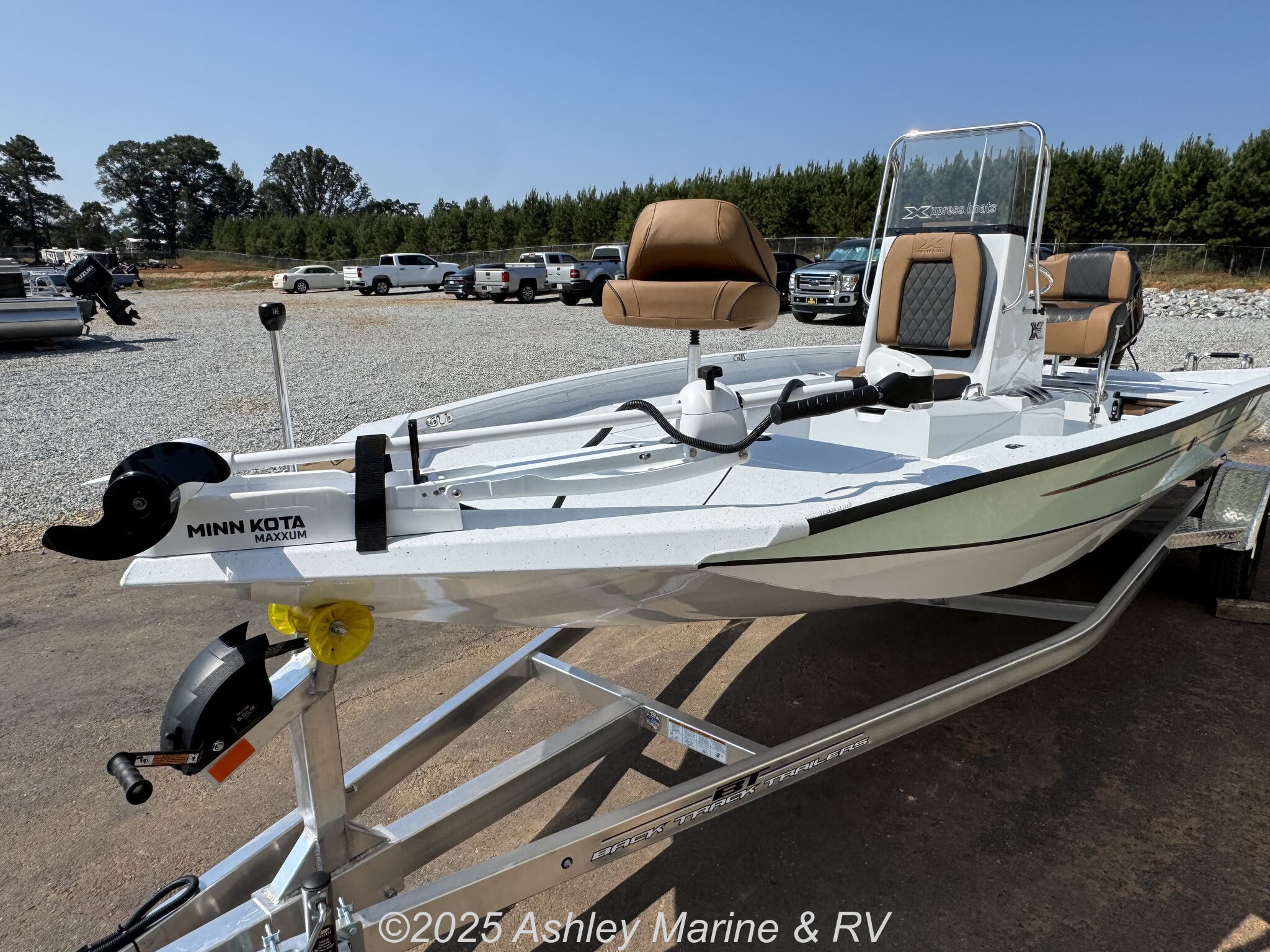 Bay Boat - 2026 Xpress Hyper-Lift Bay Series H20 BAY | Motor & Keel