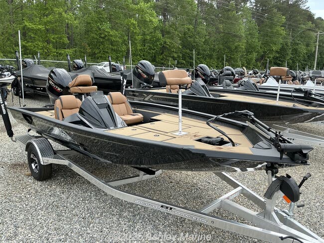 2025 Xpress Hyper-Lift Bass Series H17